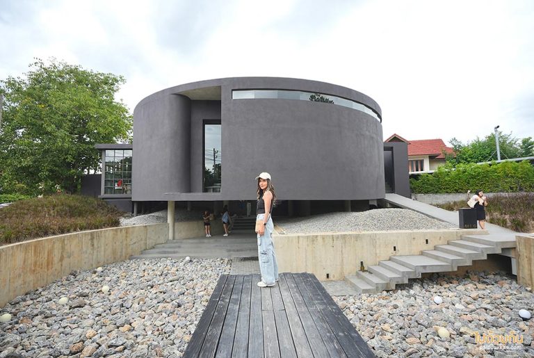 Pluto Café พลูโต คาเฟ่สุดล้ำ เหมือนอยู่ในห้วงอวกาศ